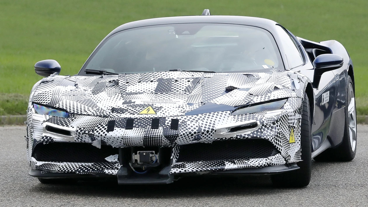 Ferrari SF90 Versione Speciale: avvistato un misterioso prototipo