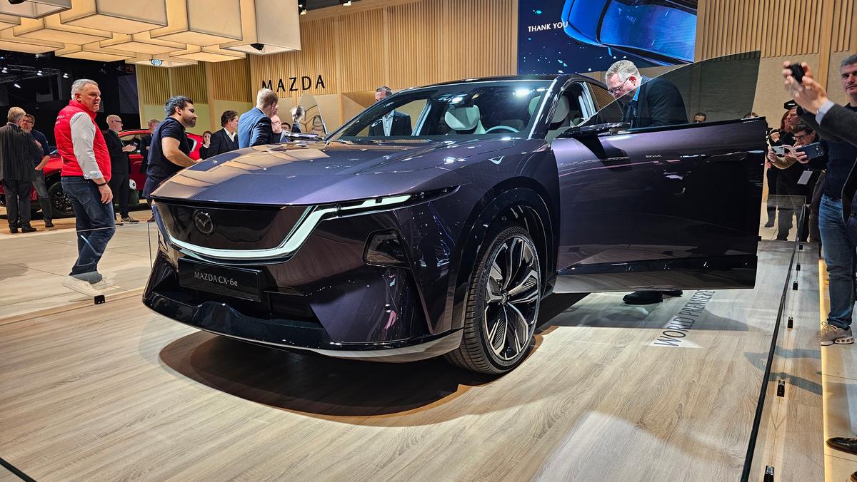 Anteprima Mazda CX-6e al salone di Bruxelles 2026: che stile questo SUV!